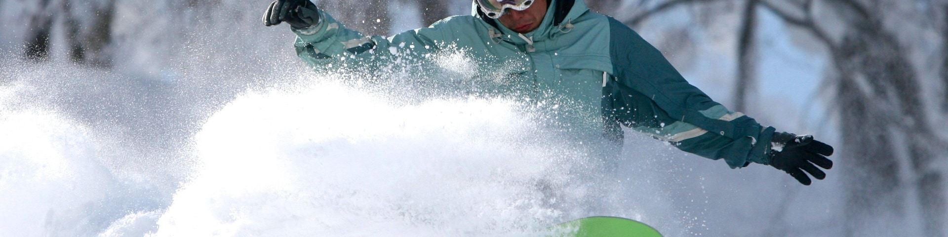 Nagano que inclui neve e snowboard assim como um homem sozinho