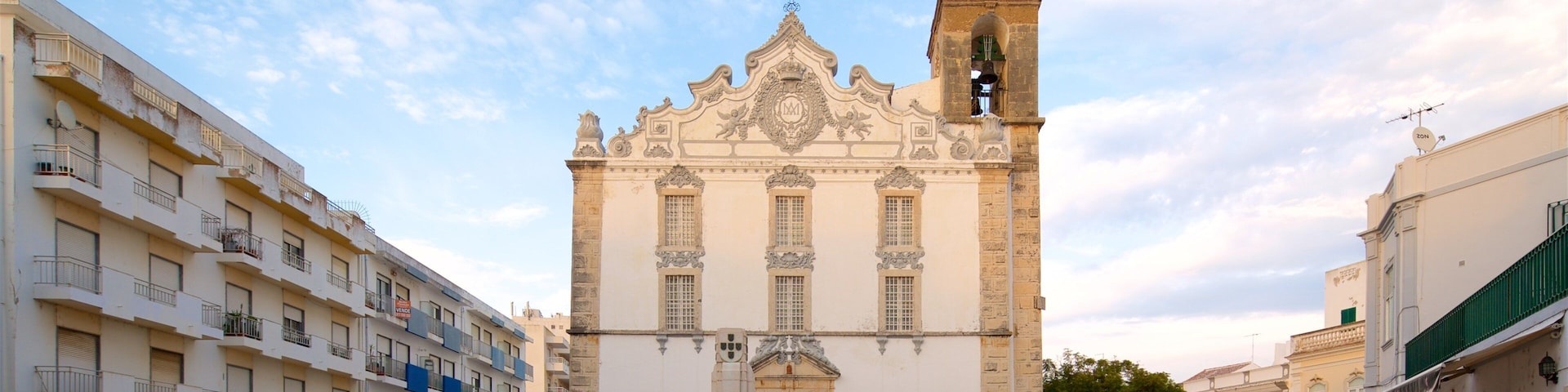 Olhao which includes a square or plaza, heritage elements and a church or cathedral