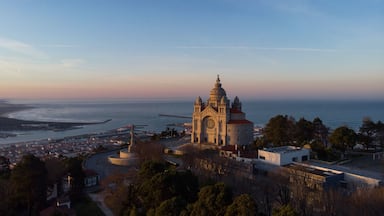 Paisagem costeira com uma catedral imponente e vista para o mar.