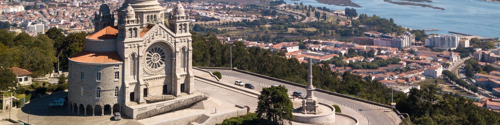The Church of Santa Lucia, dedicated to the Sacred Heart of Jesus Christ, is located on the hill of the same name in the city of Viana do Castelo. The church was built on the site of a small medieval chapel, known as a pilgrimage site for people with eye diseases. The construction of the temple lasted from 1904 to 1959. The eclectic-style Miguel Ventura Terra project combines neo-romanticism, neo-Gothic and Byzantine architecture. It is generally accepted that the architect was inspired by the forms of the Sacre Coeur Basilica in Paris. To the foot of the church at a height of 195 meters above sea level there is a line of a funicular built in 1923. Tourists can take the elevator to the observation deck under the very dome of the church. A panoramic view of the Lima River valley, mountains and the Atlantic Ocean opens from the platform. In 1927, National Geographic magazine named this species the third most beautiful in the world.