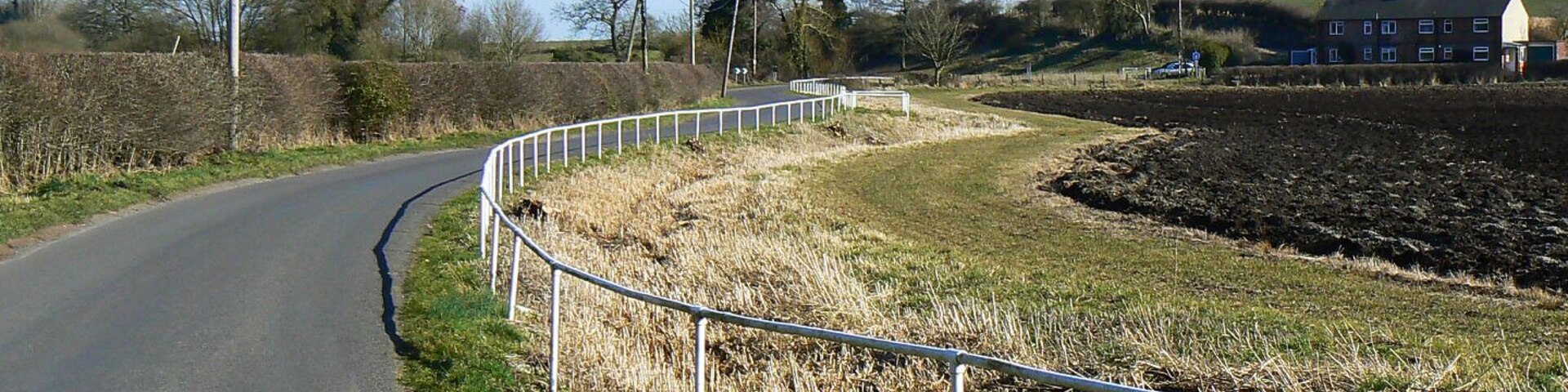 The road to Chirton from Patney The properties in the background are probably in Chirton as the parish boundary between Patney and Chirton lies between them and the viewpoint.