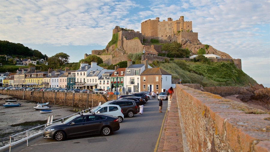 Gorey mostrando uma baía ou porto, um castelo e uma cidade litorânea