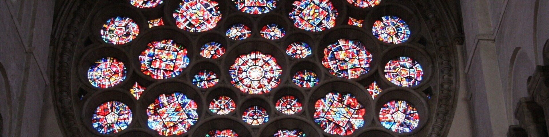 I found this cathedral to be peaceful and beautiful. It has mixed architecture from additions and rebuilds over the centuries.
https://www.stalbanscathedral.org/