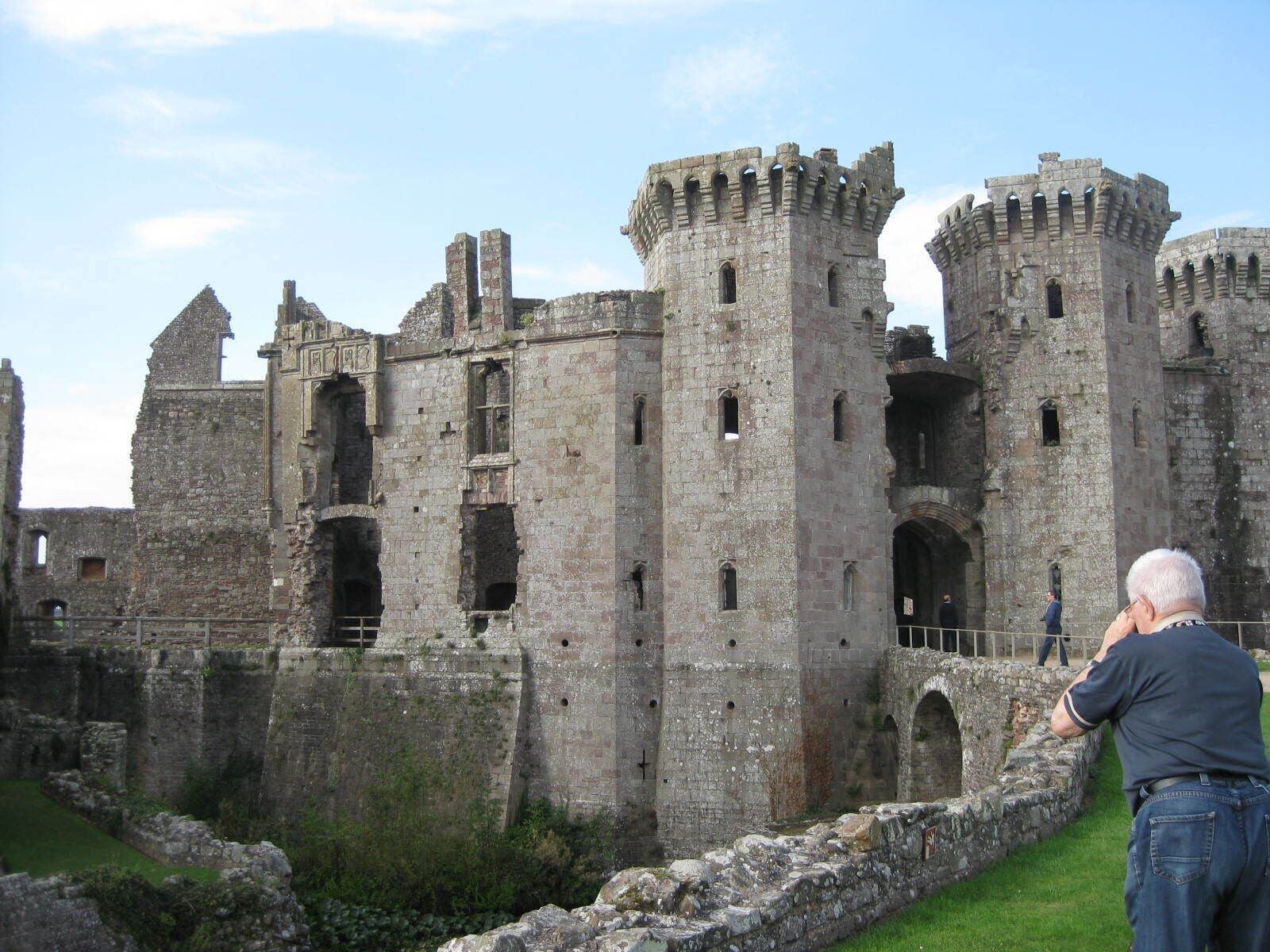 Um castelo histórico com várias torres e ameias.