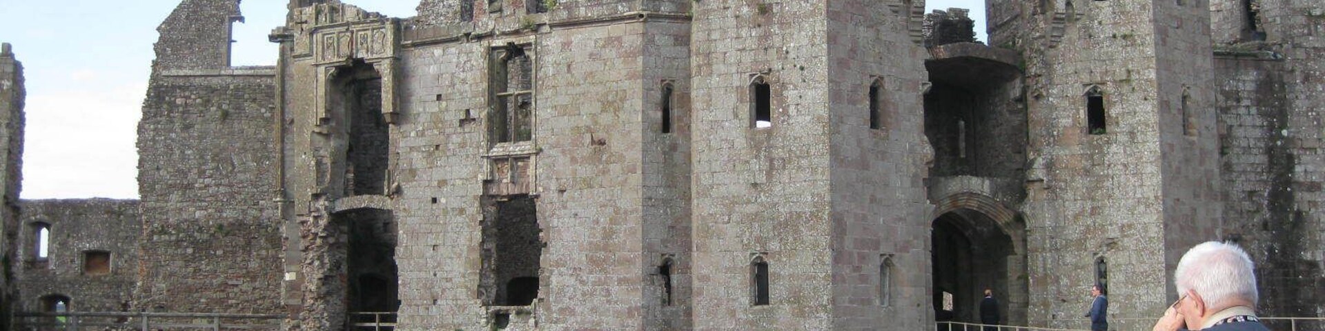 Um castelo histórico com várias torres e ameias.