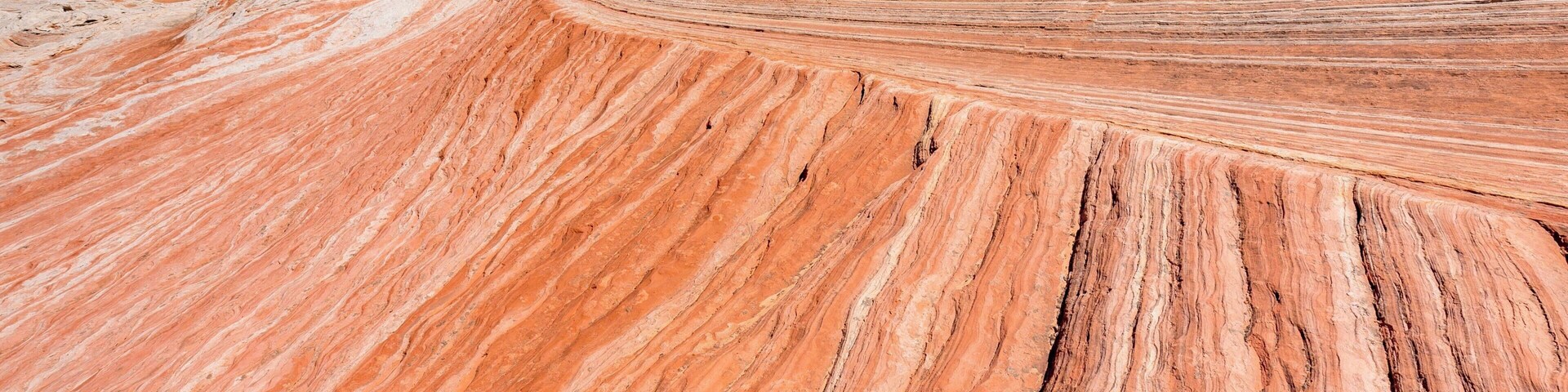 Formação rochosa estratificada com camadas bem definidas.