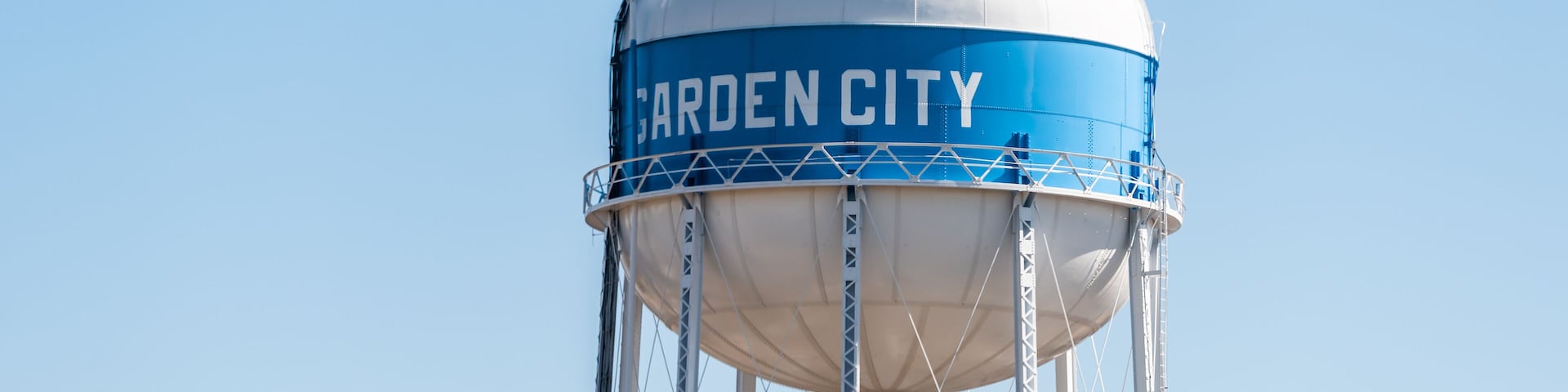 Um tanque de água com a inscrição 'GARDEN CITY'.