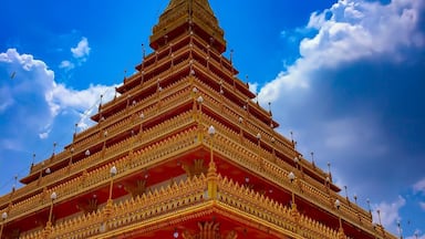 Um templo com vários níveis, detalhes dourados complexos e um pináculo pontiagudo.