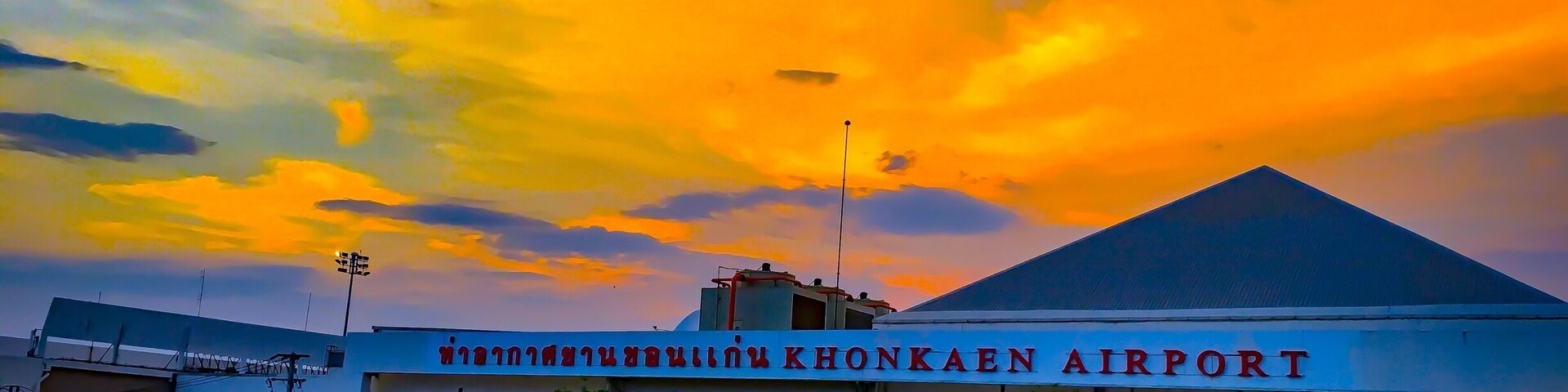 Aeroporto de Khonkaen com um céu de pôr do sol colorido.