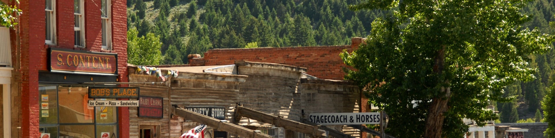 Virginia City mostrando arquitetura de patrimônio, florestas e uma cidade pequena ou vila