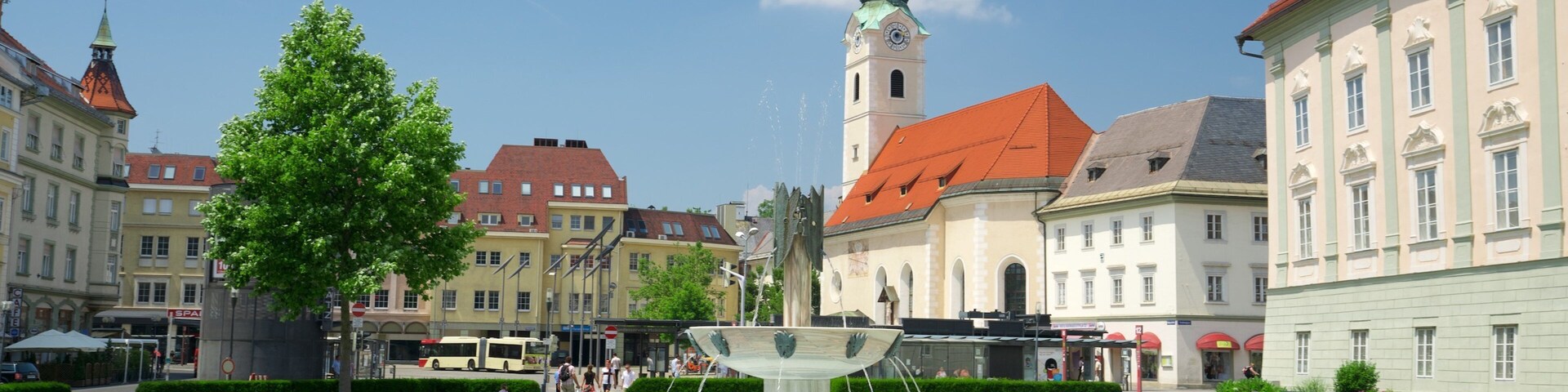 Klagenfurt am Woerthersee which includes heritage elements, a fountain and a garden