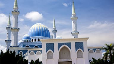 Uma mesquita com cúpulas azuis e minaretes brancos.