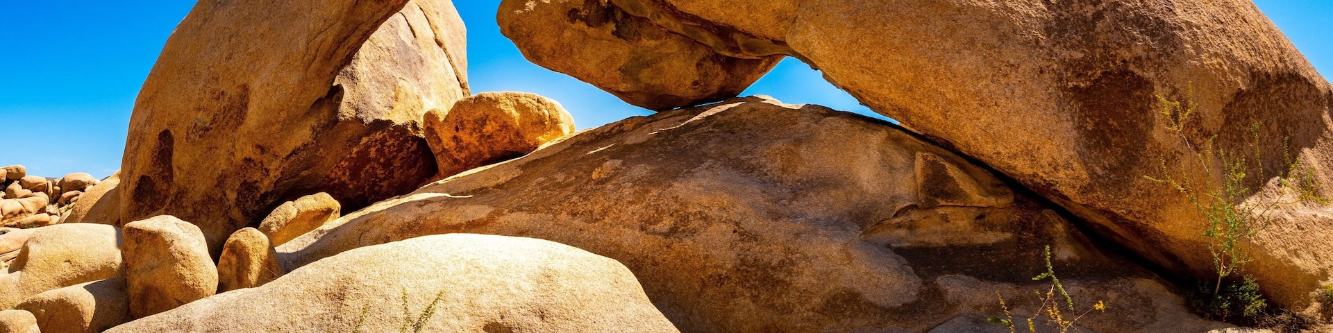 The famous Arch Rock captured on a sunny day - almost 105 F. Missed the sunrise, got lost searching for this view, forgot to bring water and chose a shortcut that brought me to a different trail and path. In the end, after one hour of searching, there it is - Arch Rock