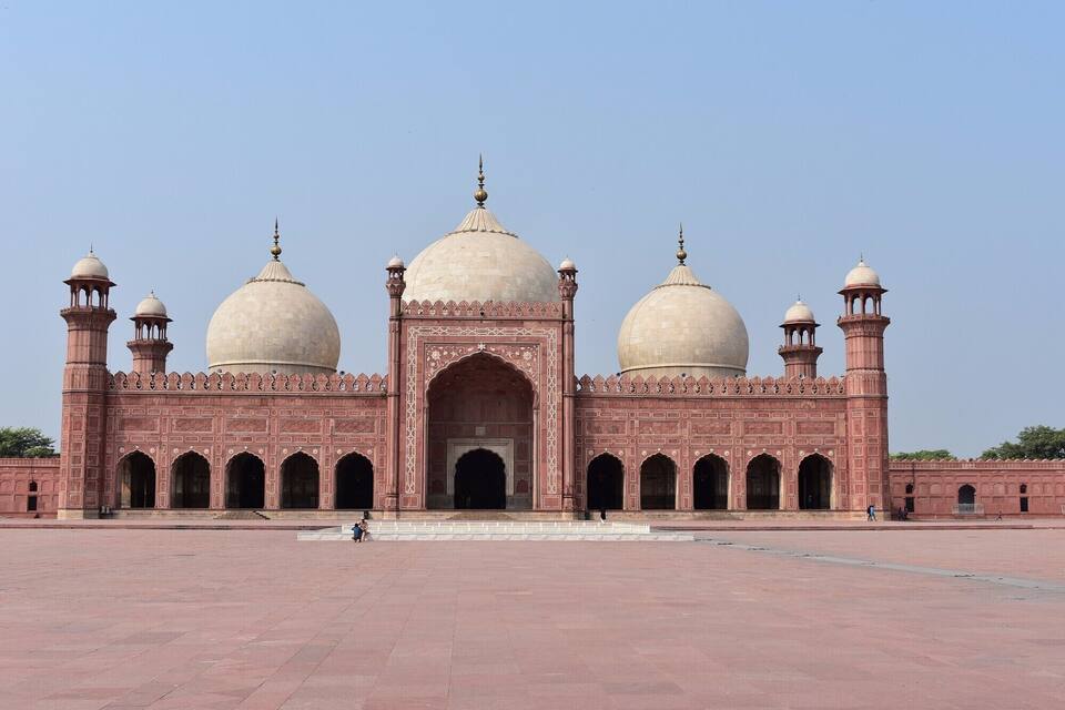 Um edifício grande e histórico com várias cúpulas e minaretes.
