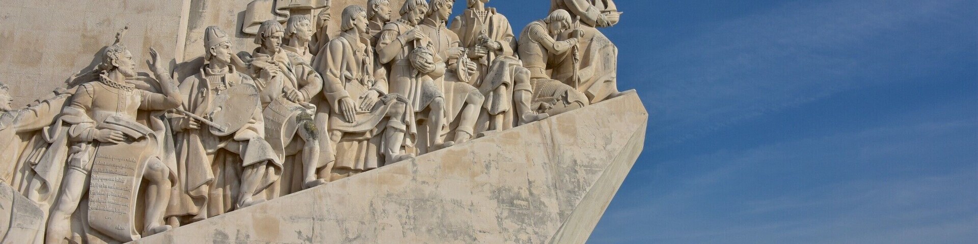 Located along the Tagus River, next to the Belém Tower.
The main statue represents Prince Henry the Navigator.
At the back of the monument: the 25 de Abril Bridge looks like the Golden Gate Bridge, in San Francisco