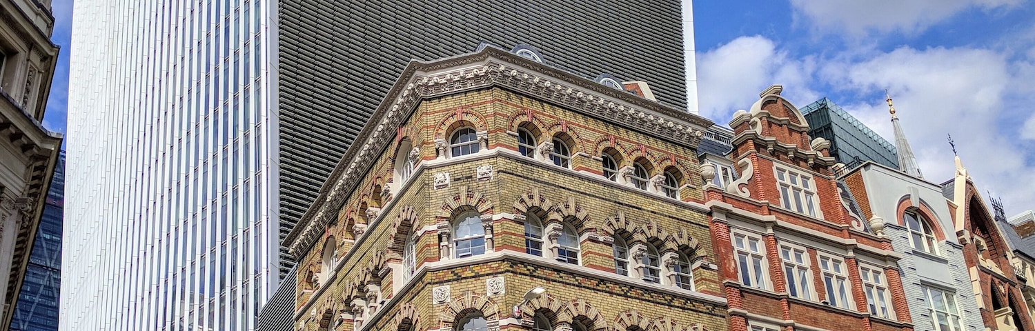 Building standing next to the giant Skygarden #LondonLife #HighRiseBuildings #LifeAtExpedia