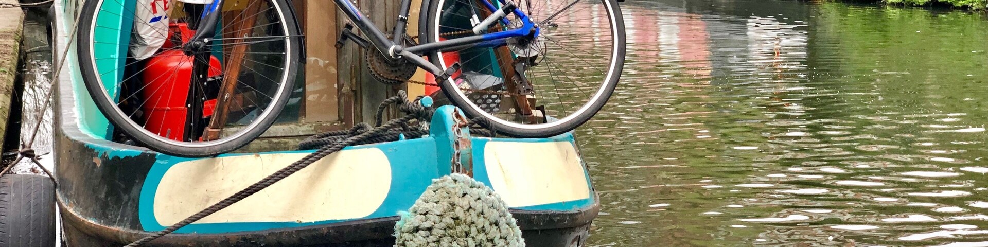 Finding the Regent's canal was such a delightful surprise! It was charming to walk to the Expedia London Office past houseboats where people have created vibrant lives along the river. As avid bicyclists, this home in particular called to us - it looks like such an adventurous life. #LifeAtExpedia