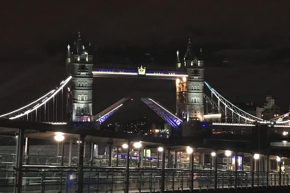A Tower Bridge iluminada à noite.