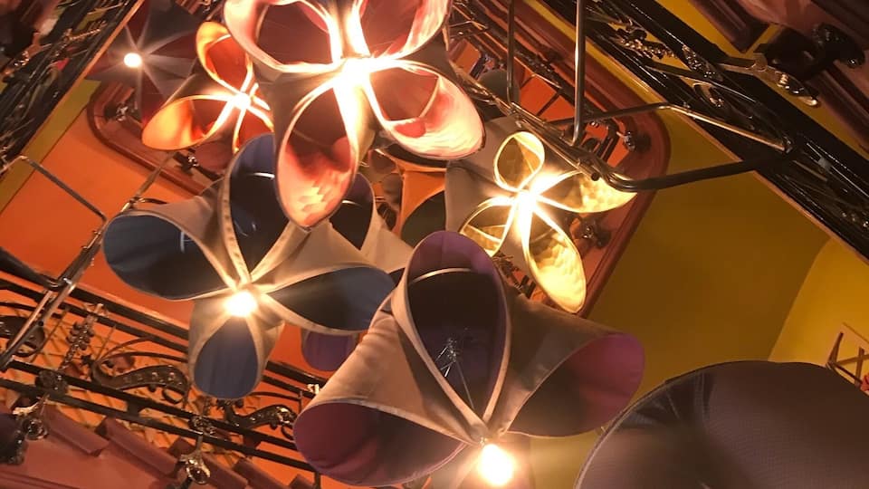 Um candelabro com várias luzes.