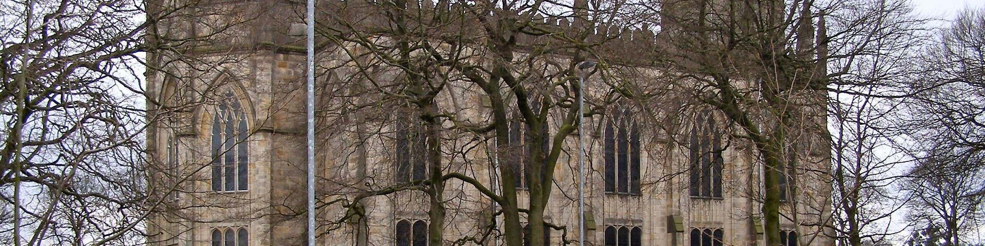 Uma igreja histórica com altas torres e janelas em arco.