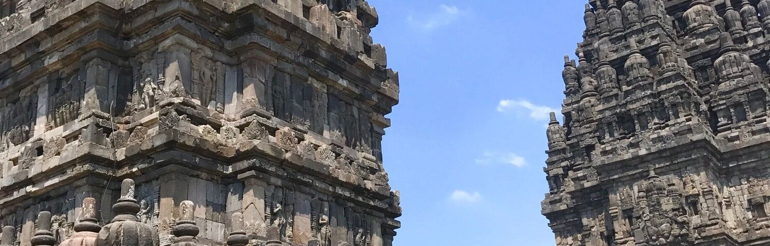 Um templo com esculturas detalhadas e torres escalonadas.