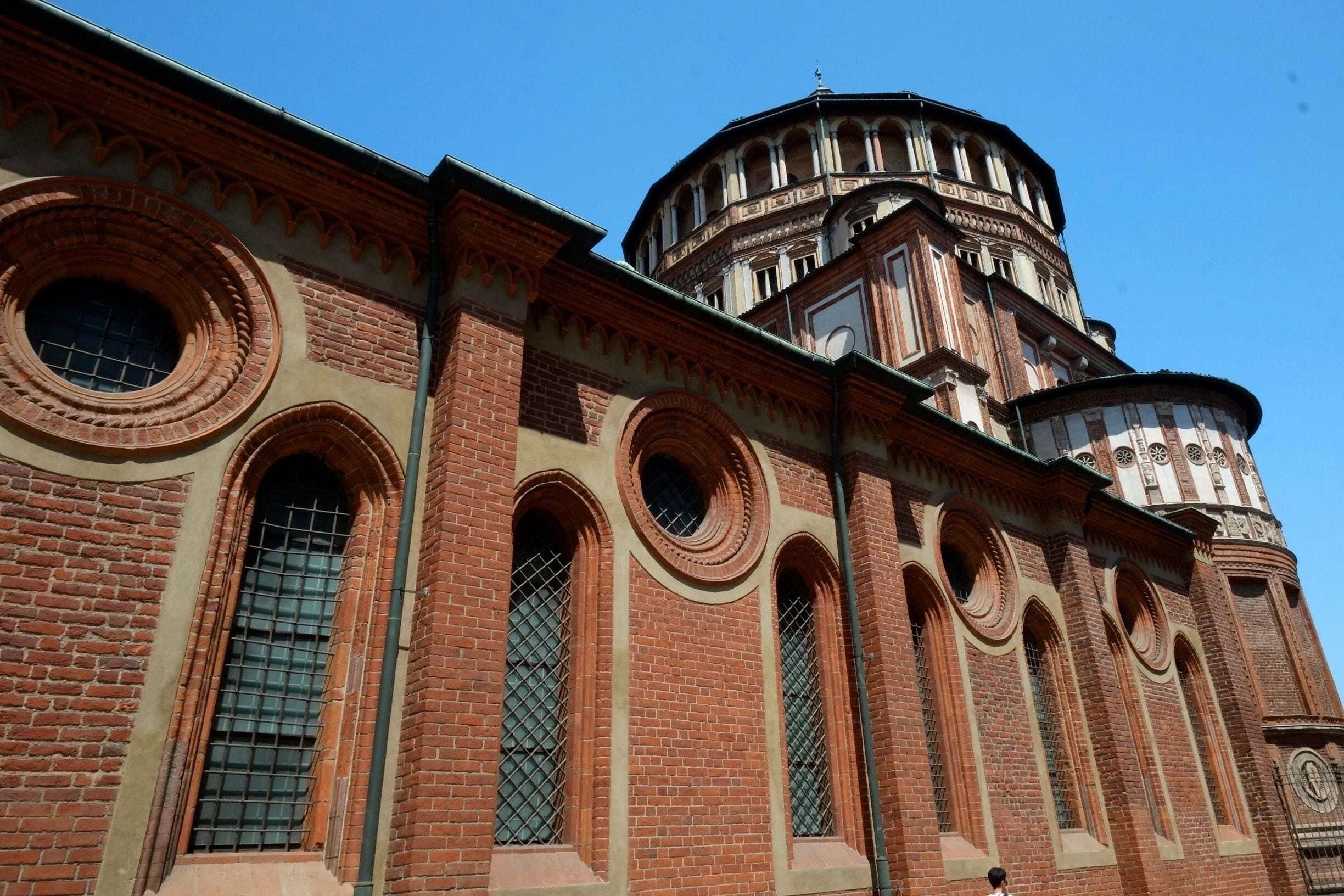 Um edifício histórico com grandes janelas circulares e uma cúpula.