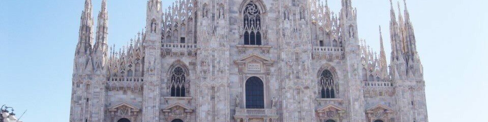 Uma catedral grande e ornamentada, com múltiplices torres e detalhes arquitetônicos elaborados.