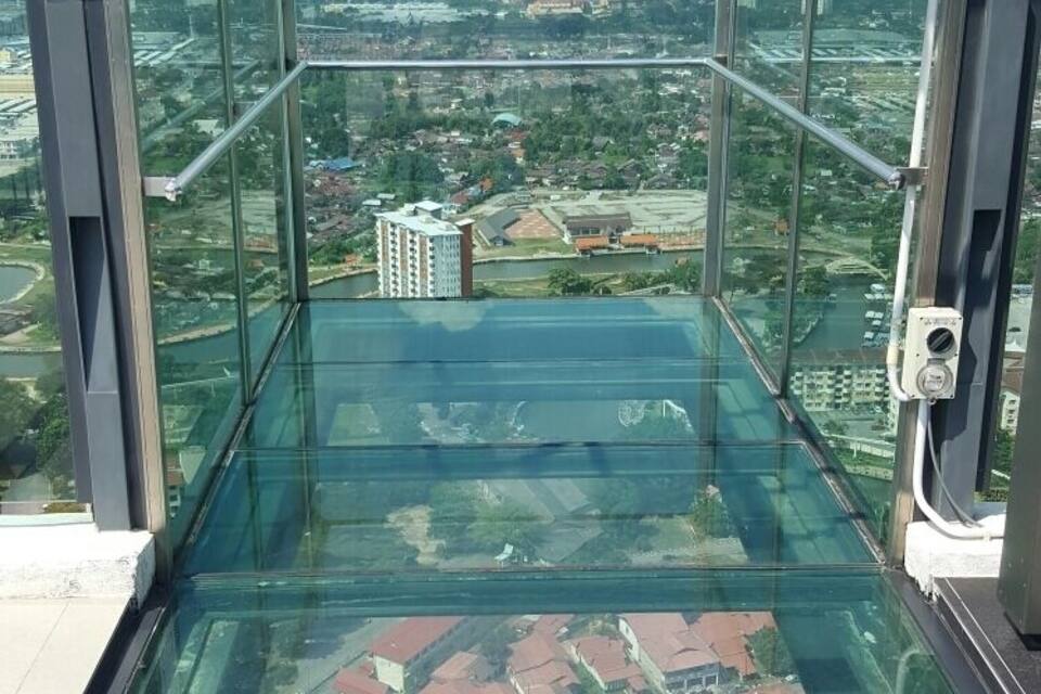 Piso de vidro em um arranha-céu com vista para a paisagem urbana.