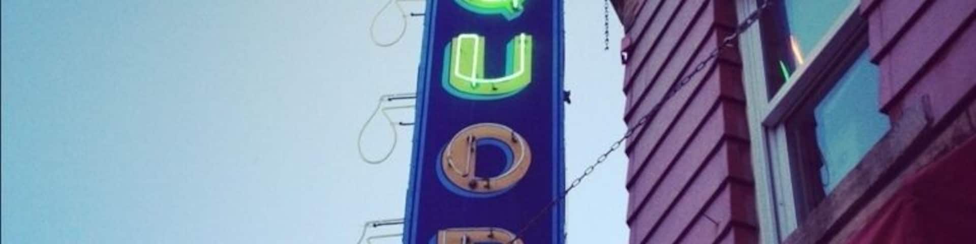 Um letreiro de neon para uma loja de bebidas com a inscrição 'ICE CUBES'.