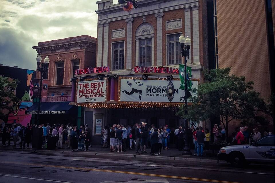 Um teatro antigo com uma marquise que diz 'Orpheum'.
