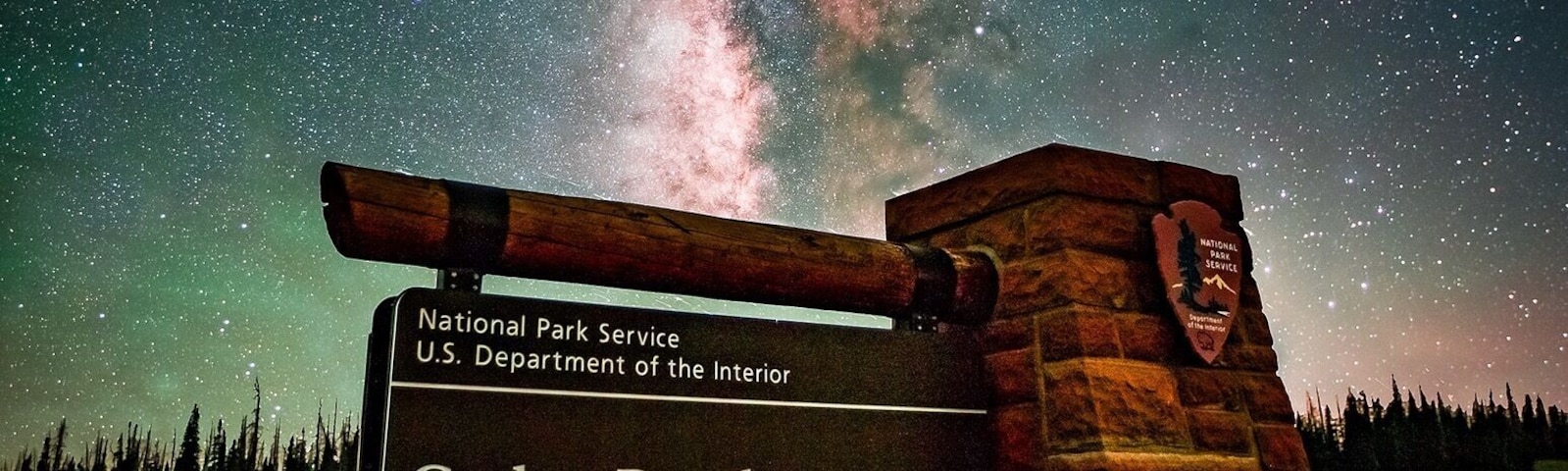 Céu noturno com estrelas e a Via Láctea no Monumento Nacional Cedar Breaks.