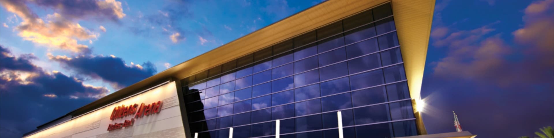 Um edifício moderno com uma grande fachada de vidro e um letreiro Toyota bem visível.