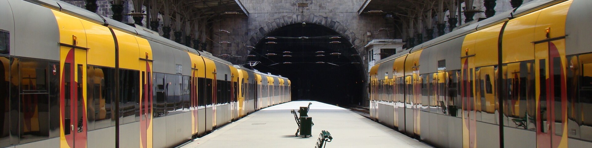 #porto #oporto #SaoBento #railway #station #portugal
Talvez a Estação de São Bento seja a mais bonita estação de caminhos de ferro de Portugal. A vez anterior em que visitei a estação, alguns painéis de azulejos estavam em trabalho de restauro. Nesta última visita verifiquei, com satisfação, que o trabalho tinha sido concluído e pude assim contemplar os painéis em todo o seu esplendor.
Maybe São Bento Station is the most beautiful railway station in Portugal. The previous time I visited the station, some tile panels were in restoration work. On this last visit, I noticed with satisfaction that the work had been completed and I was able to contemplate the panels in all their splendor.