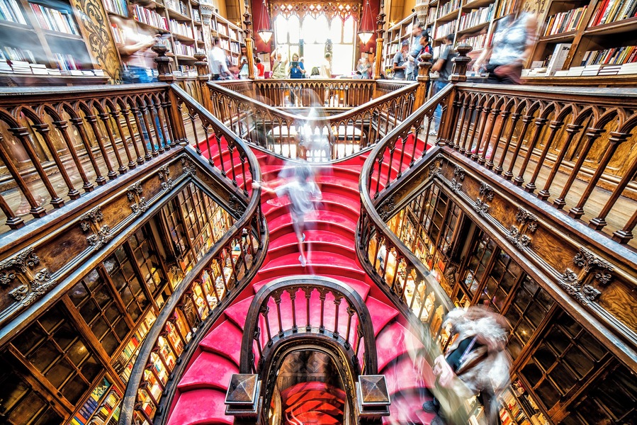 Wonderfull historical library in Porto.