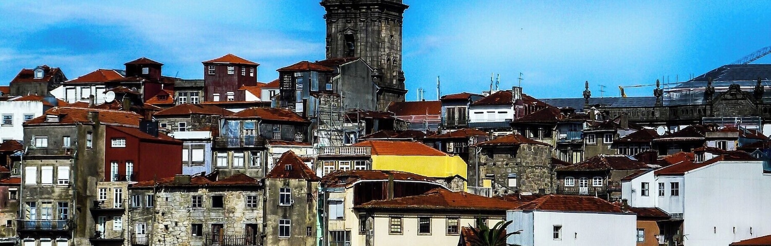 The Torre dos Clérigos is a bell tower that is part of the church with the same name. This monument is considered by many the biggest highlight of Oporto.
Read about this amazing city and lose yourself in history: http://bit.ly/1QRDG6n