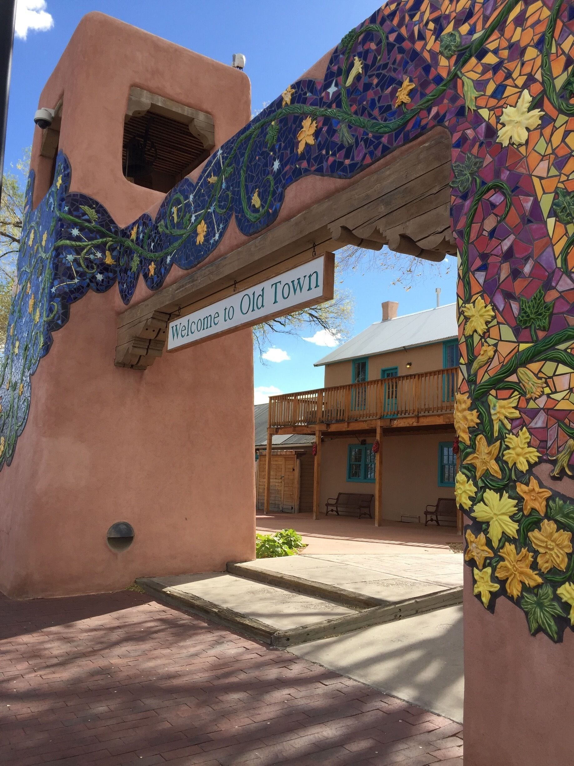 Uma colorida arcada de mosaico com uma placa que diz 'Welcome to Old Town'.