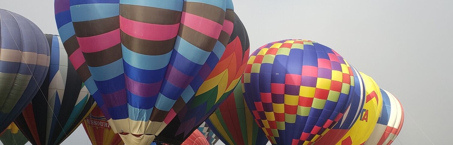 Um campo com balões coloridos em um festival.