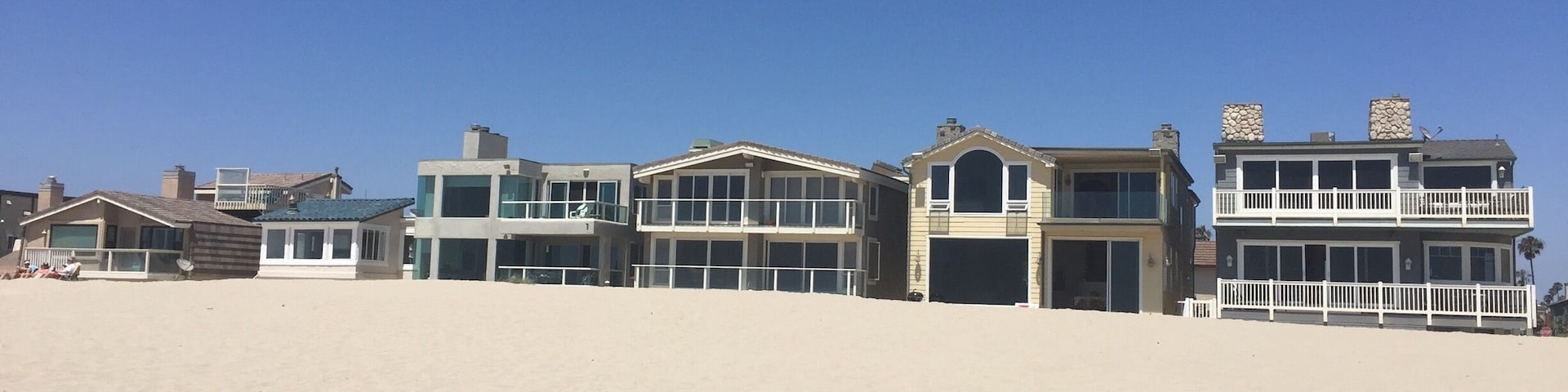 #BeachBound #beach #sand #minimal #minimalism #minimalist #sand #color #colorful #house #houses Amazing colorful houses and beach - perfect minimalism