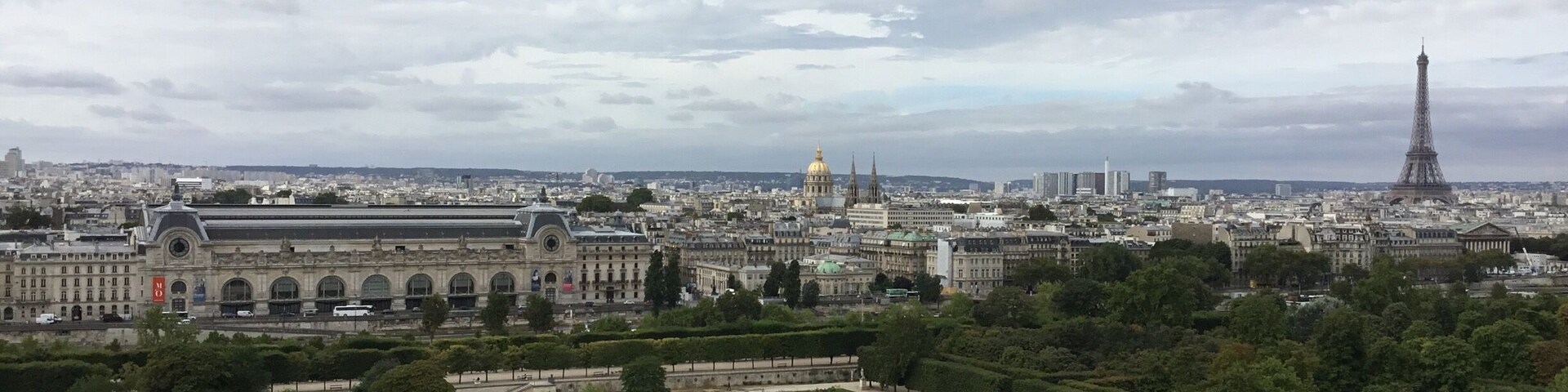 Vista do Jardin des Tuileries em Paris, com o Museu do Louvre, a Torre Eiffel e o Palácio de Versalhes ao fundo.