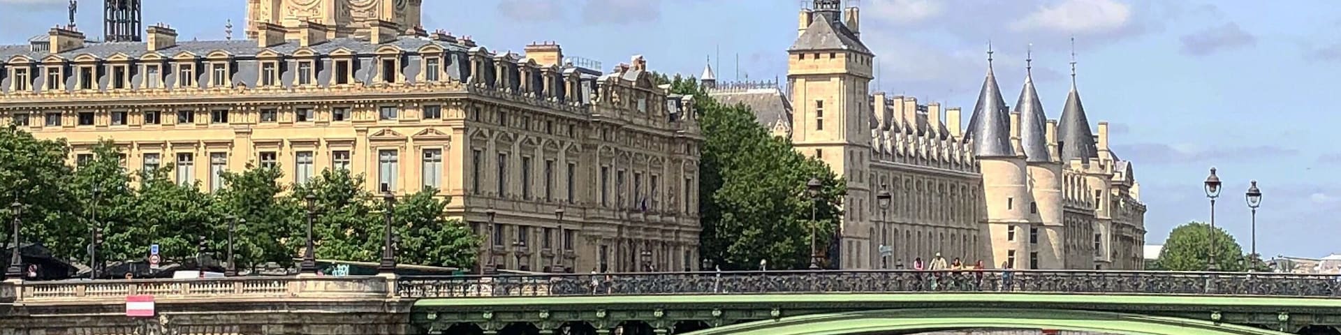 Uma ponte sobre um rio, com edifícios históricos ao fundo.