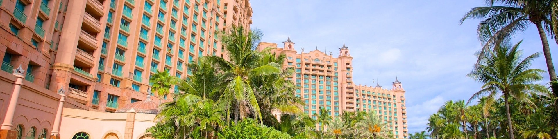 Atlantis Aquarium featuring a pool and marine life