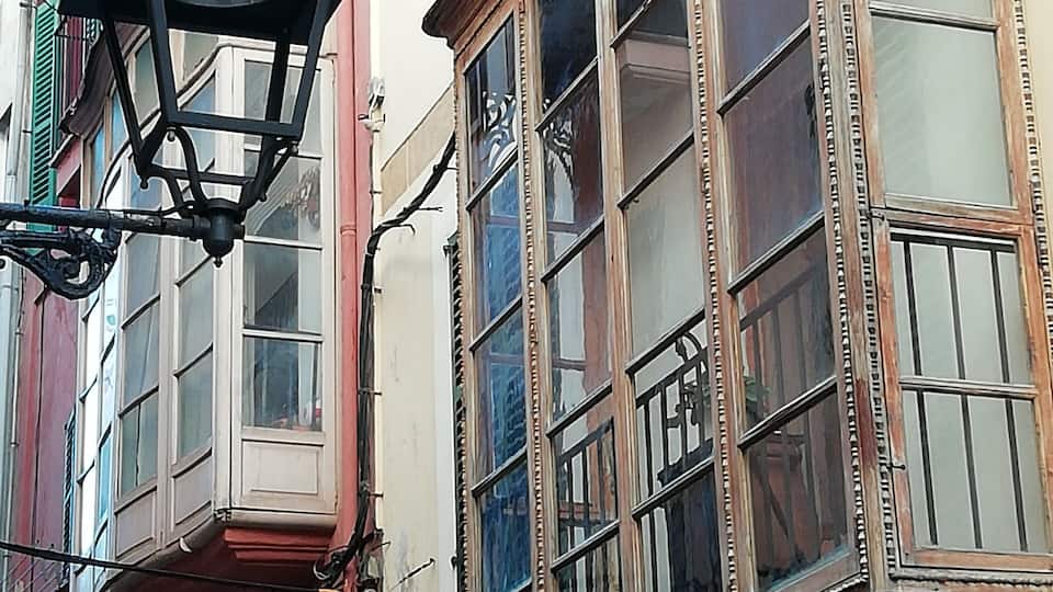 Ca'n Verí quarter in old Palma de Mallorca has narrow alleys, beautiful buildings and street art.
Usually map pin is in the right palce, but now have to confess that I was lost and enjoyed it.