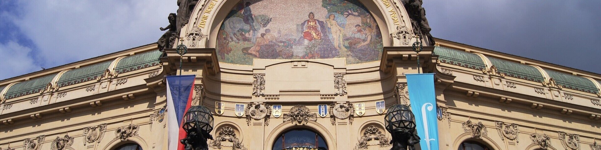 Este edifício em estilo Art Noveau foi sede da Corte Real e testemunhou em 1918 a proclamação da independência da Checoslováquia. Hoje em dia nele podemos assistir a espetáculos de Ópera, Balé, Música Clássica e desfiles de moda, ou, simplesmente, frequentar os seus restaurantes.
#art #noveau #prague