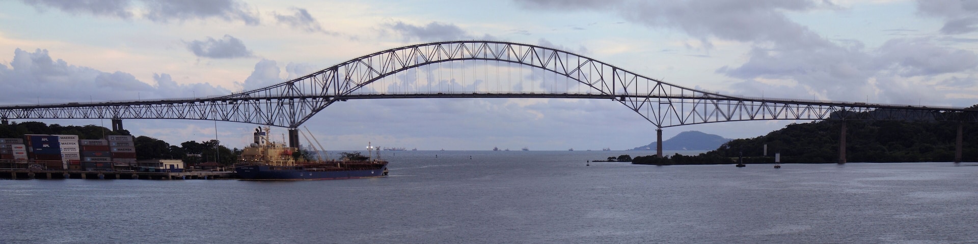 #Panama #Canal
Ponte das Américas
Por volta das 6 da manhã já tínhamos passado o quebra-mar que antecede as Gatun locks. Depois da passagem de alguns navios foi a nossa vez de sermos elevados 26 metros em 3 etapas até ao Gatun Lake. Atravessamos o lago, o Culebra Cut (Canal aberto nas rochas e em forma de cobra com 12,6 Km de comprimento), a Centenial Bridge e chegamos a Pedro Miguel Locks, que tem apenas uma câmera. Aqui descemos 9 metros para o Miraflores Lake. Lago pequeno e logo chegamos às Miraflores Locks. São compostas de 2 câmeras que nos descem até ao nível do Pacífico. Estes locks têm as gates mais altas devido às diferenças entre as marés do Pacífico. Atravessados estes locks chegamos ao Pacífico. Passamos ainda por baixo da ponte das Américas, que é parte da rodovia Pan-americana, que liga o sul da América do sul com o Alasca na América do norte. A travessia toda durou em torno de 9 horas. Durante a travessia os navios são auxiliados por pares de locomotivas. Dependendo do tamanho do navio, podem ser usadas até 8 locomotivas. A água que enche as câmeras, vem do Gatun Lake e são usados 197 milhões de litros de água para cada travessia. Por isso é de suma importância a conservação da floresta tropical em torno do lago. As dimensões máximas permitidas para os navios é 32,31 m de largura, 294,13 m de comprimento e 12,04 m de calado.
Bridge of the Americas
By 6am we had already passed the breakwater that precedes the Gatun locks. After the passage of some ships it was our turn to be lifted 26 meters in 3 steps to Gatun Lake. We cross the lake, the Culebra Cut (Channel open on the rocks and snake-shaped 12.6 km long), the Centenial Bridge and we arrive at Pedro Miguel Locks, which has only one camera. Here we descend 9 meters to the Miraflores Lake. Small lake and soon we arrived at Miraflores Locks. They are composed of 2 cameras that descend us to the level of the Pacific. These locks have the highest gates because of the differences between Pacific tides. Through these locks we reach the Pacific. We still cross under the bridge of the Americas, which is part of the Pan American Highway, which connects southern South America with Alaska in North America. The whole crossing lasted around 9 hours. During the crossing the ships are aided by pairs of locomotives. Depending on the size of the ship, up to 8 locomotives can be used. The water that fills the cameras comes from Gatun Lake and 197 million liters of water are used for each crossing. That is why conservation of the tropical forest around the lake is of paramount importance. The maximum allowable dimensions for ships is 32.31 m wide, 294.13 m long and 12.04 m draft.