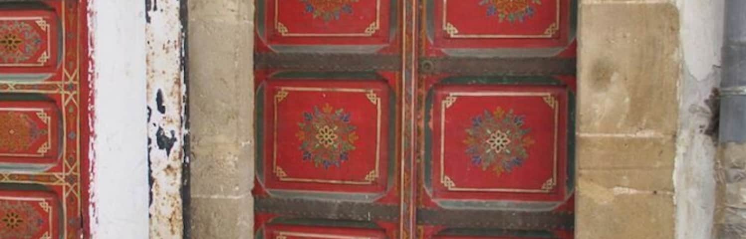 One of the prettiest doors I saw on this trip was in the medina. Someone's home I suspect.
https://davenotravels.blog