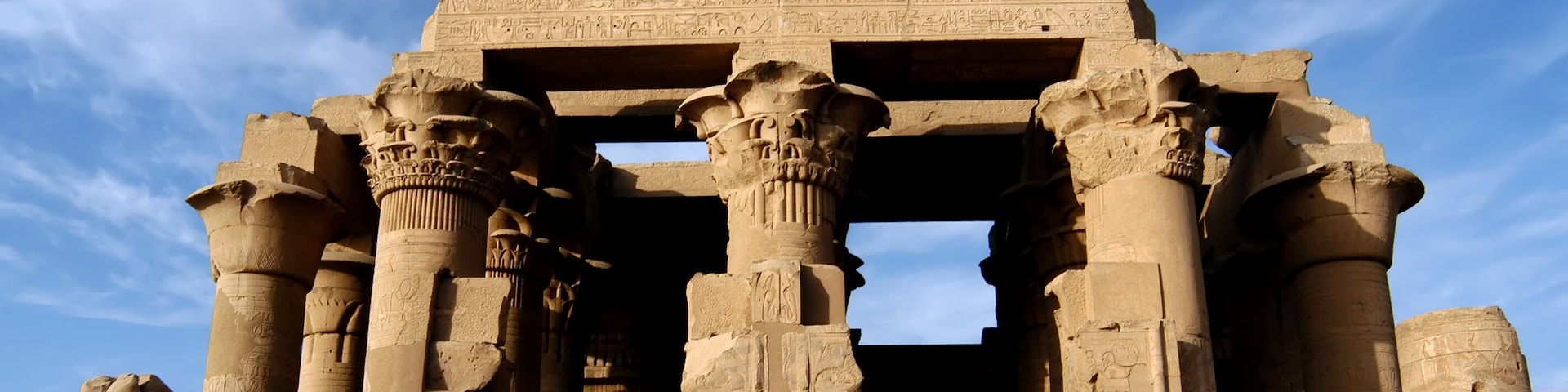 Colunas de um templo egípcio antigo com hieróglifos.