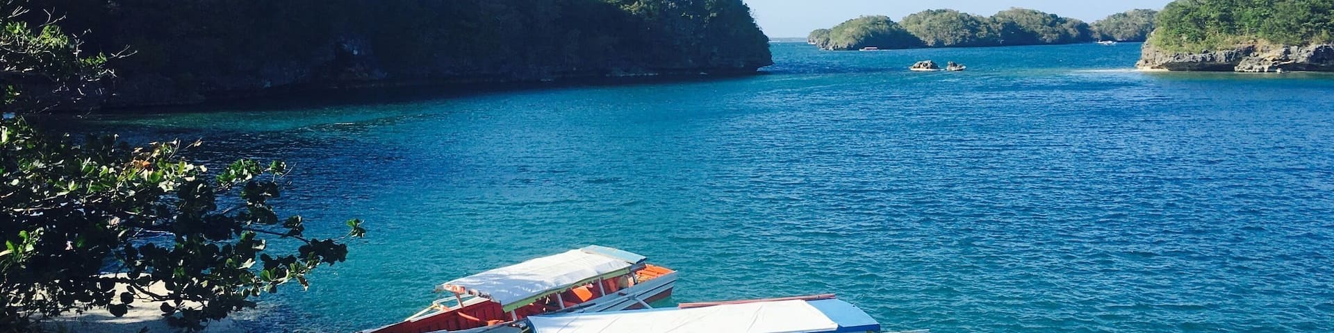 The Hundred Islands National Park in the Philippines, a protected area located in the city of Alaminos, in the province of Pangasinan. A total of 124 Islands during low tide and 123 on high tide...
#blue