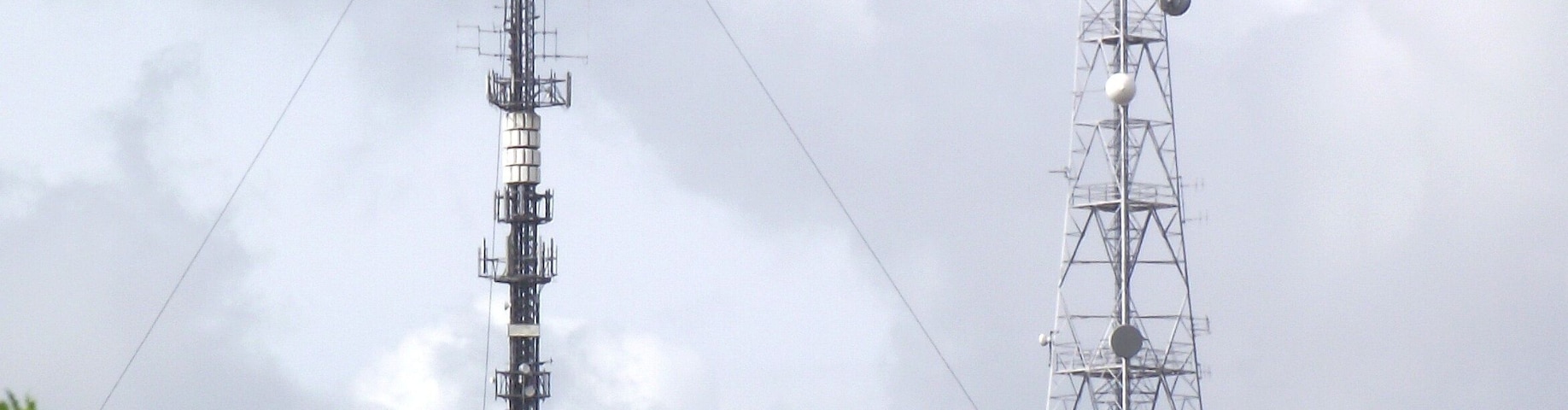 en:Beacon Hill transmitting station, Devon, England. Camera location 50° 26′ 48.55″ N, 3° 36′ 47.3″ W View this and other nearby images on: OpenStreetMap - Google Earth 50.446820; -3.613140