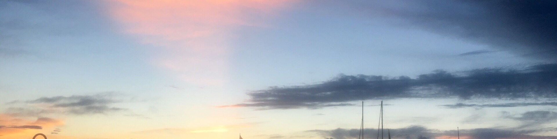 Sunset from the lovely open air restaurant on the edge of the little marina in Linanäs on the island of Ljesterö, Sweden.
#goldenhour