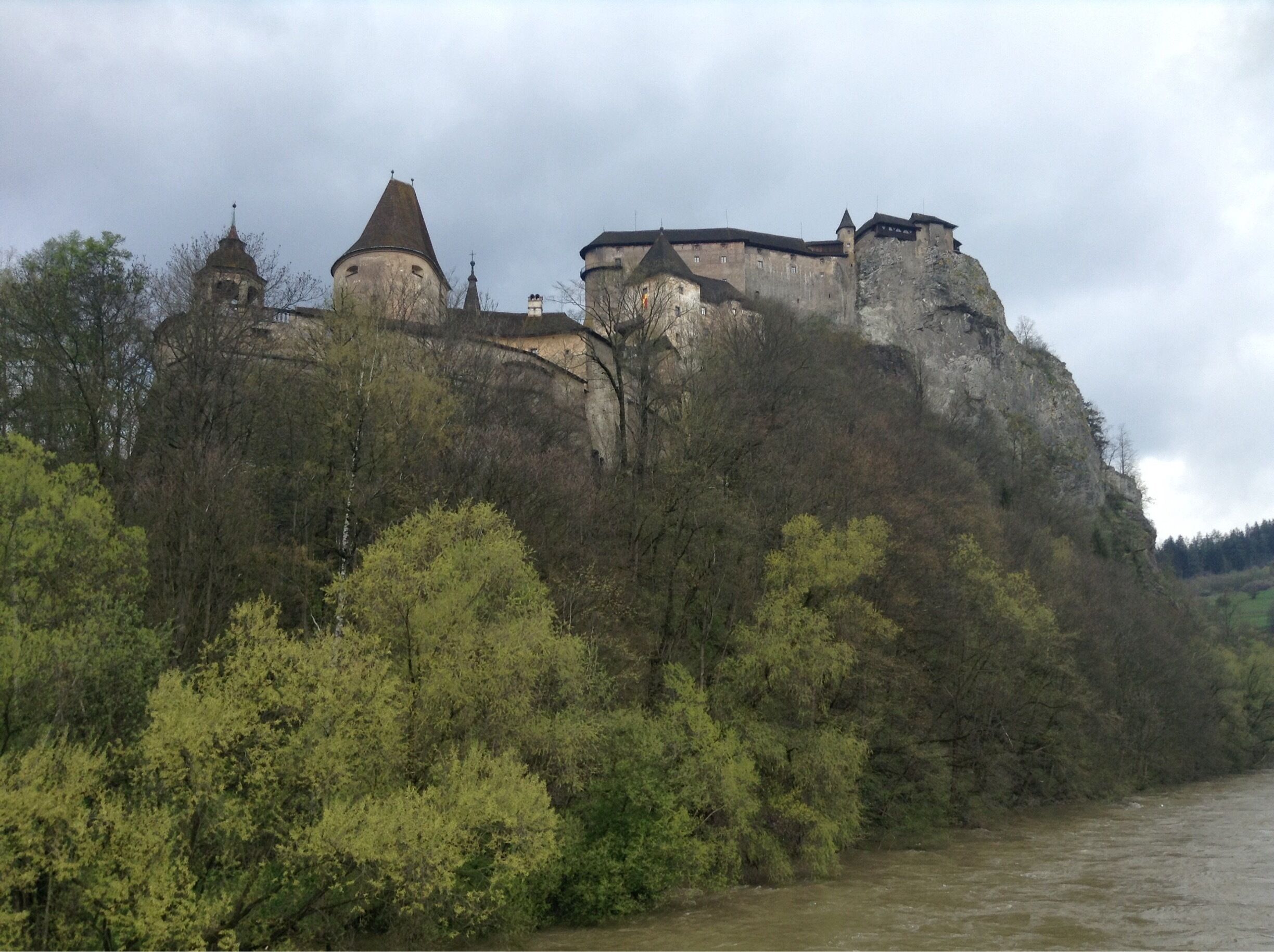 Orava Castle (Oravský hrad), is perched on a rock above the Orava river, in the village of Oravský Podzámok. The castle dates from the Kingdom of Hungary in the 13th century, and has been well preserved over the years. An amazing place to visit!
#architecture #castle